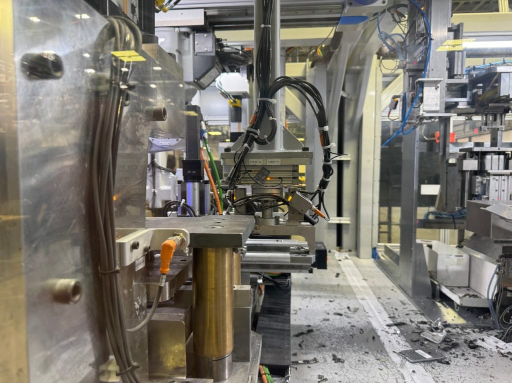 Revolutionizing E-Waste: Apple’s Next-Gen Recycling Robot fxis.ai